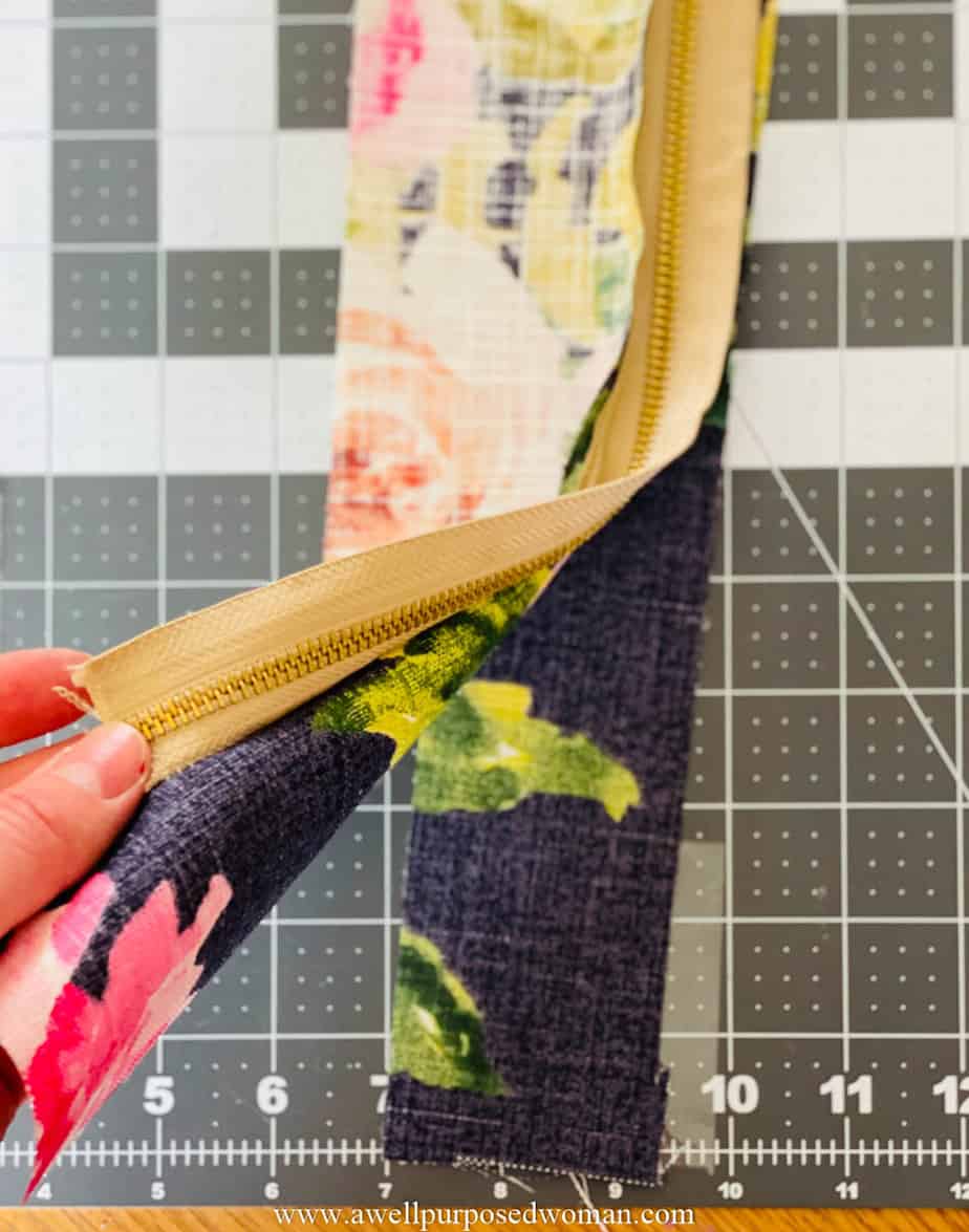 How to Put a Zipper into a Cushion - A Well Purposed Woman
